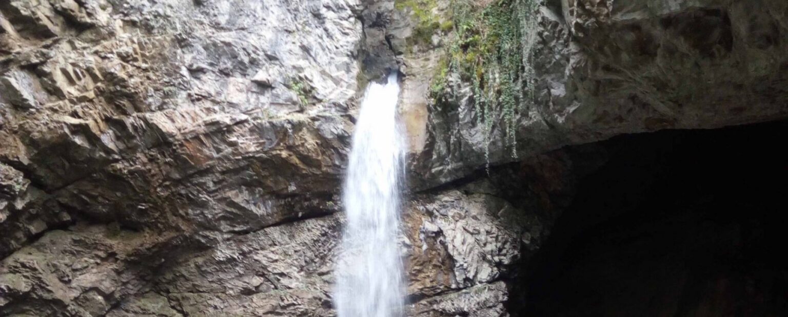 Cascade d'Angon | Hiking at the Angon waterfall near Annecy